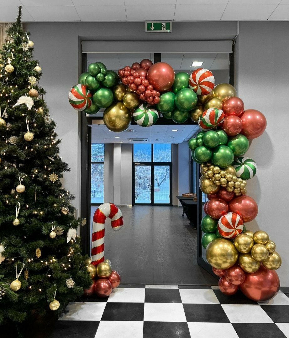 Праздничная гирлянда из воздушных шаров «Арка рождественских чудес»