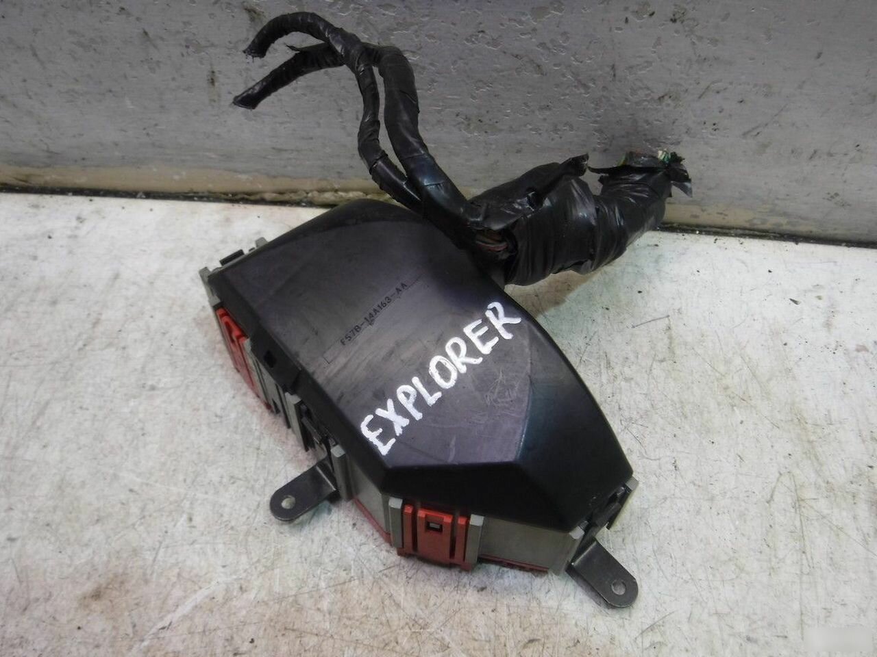 Блок предохранителей Ford Explorer II (1994—2003) F57B14A163AA