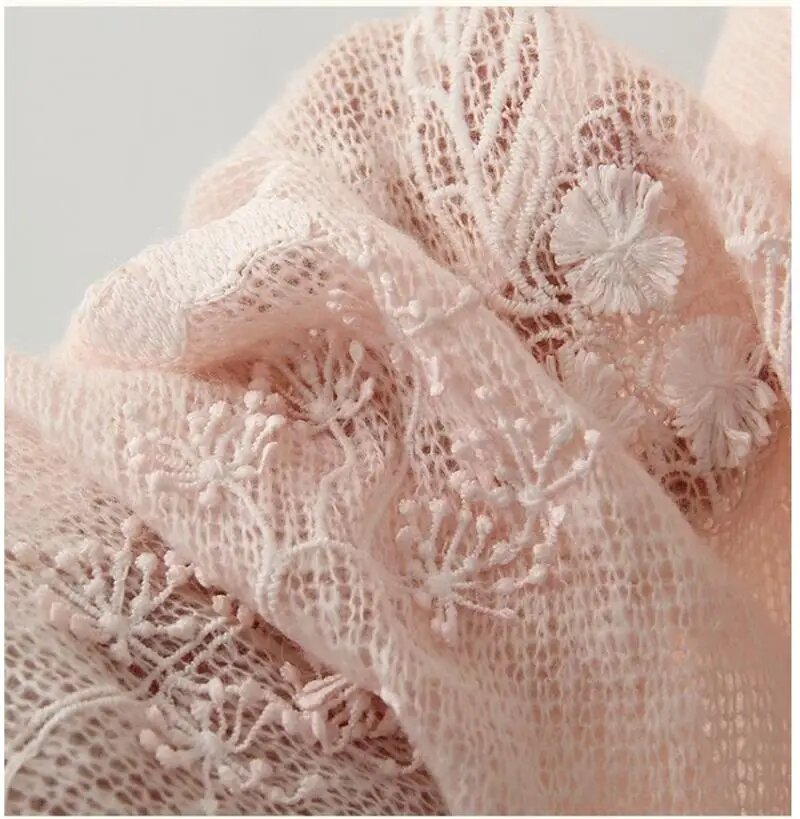 Розовая вязаная шерстяная ткань с вышивкой бабочки