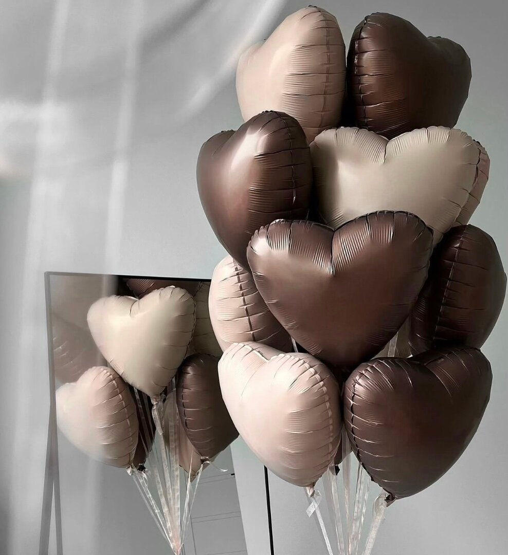 Фонтан из фольгированных шаров в виде сердец