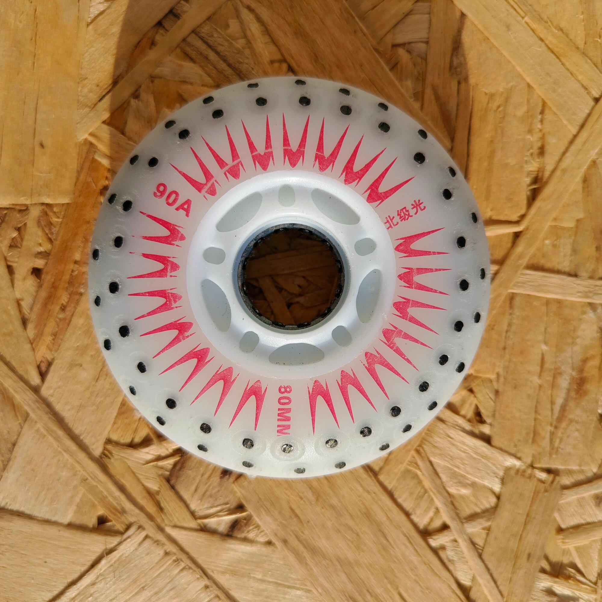 Колеса для роликов светящиеся красным искряшки. (8шт) Аврора 80мм с жесткостью 85а. Кремниевых вставок 100шт.