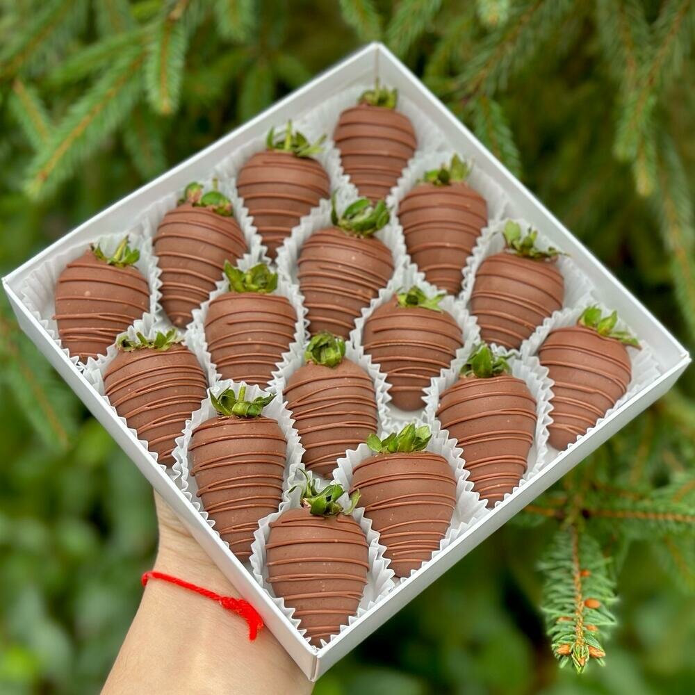Клубника в шоколаде Набор в коробке "Choco" 12-20 ягод, классическая композиция