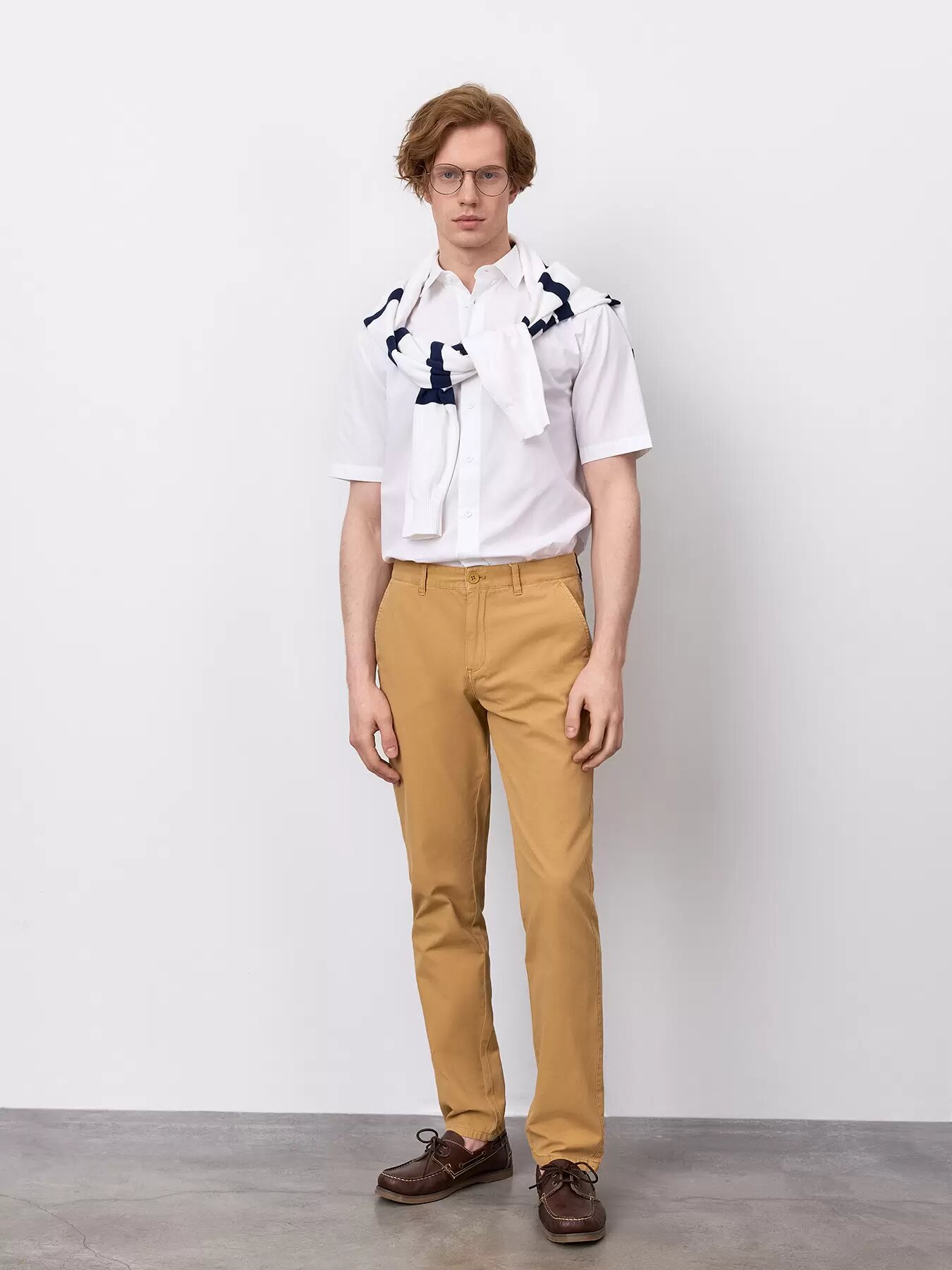 Брюки чинос Горчично-бежевый. Посадка нет. Карманы спереди 2 б/заст, сзади 2 б/заст. Шлевки. Застежка молн+пуг.