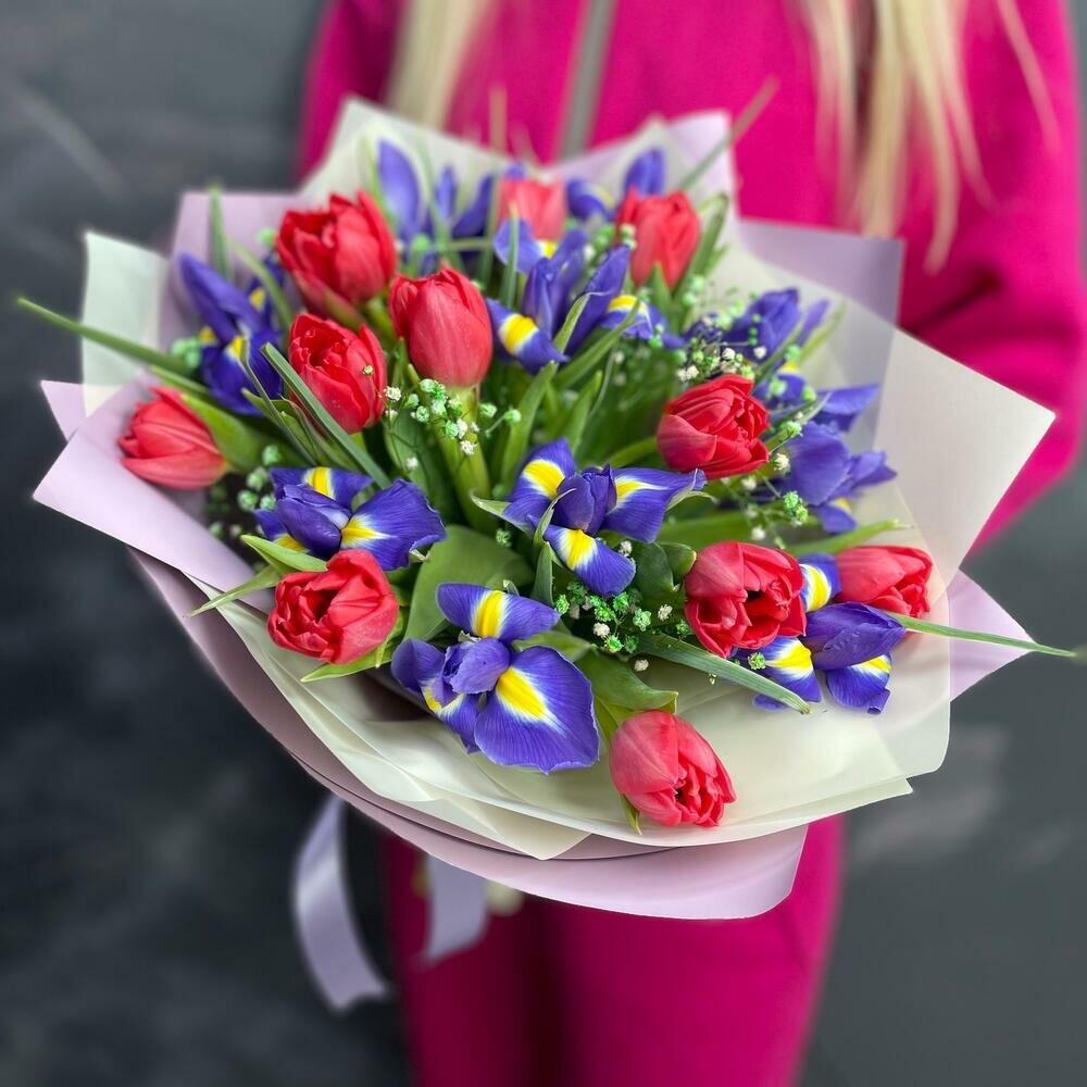 Букет с тюльпанами и ирисами. 11 стеблей ирисов сорта Blue Magic, 12 стеблей тюльпанов пионовидной формы и две веточки гипсофилы. 50см высота.