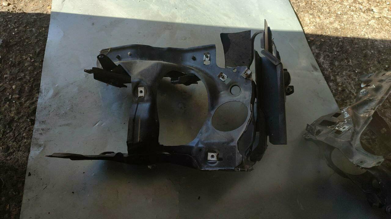 Крепление фары (кронштейн фары) правой BMW 7 E65/E66 2005