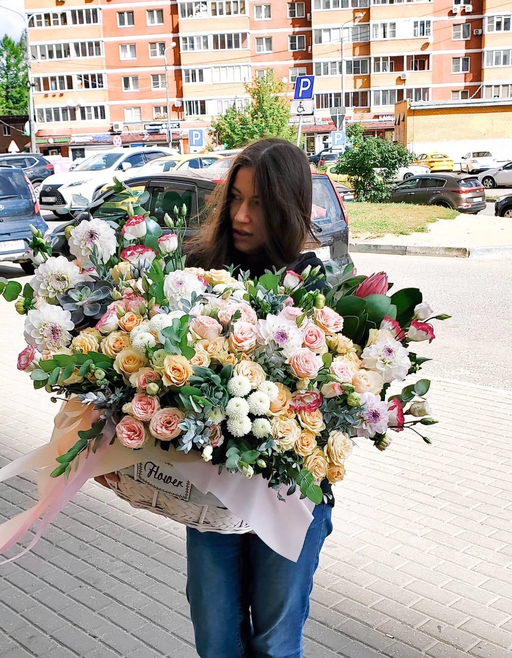 Премиум композиция в корзинке, цветы протея, эустома, роза, дахлия, суккулент, хризантема, самшит, эвкалипт