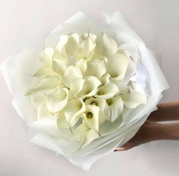 Белые каллы 29 шт. Букет из калл в белой дизайнерской упаковке. Букет на свадьбу