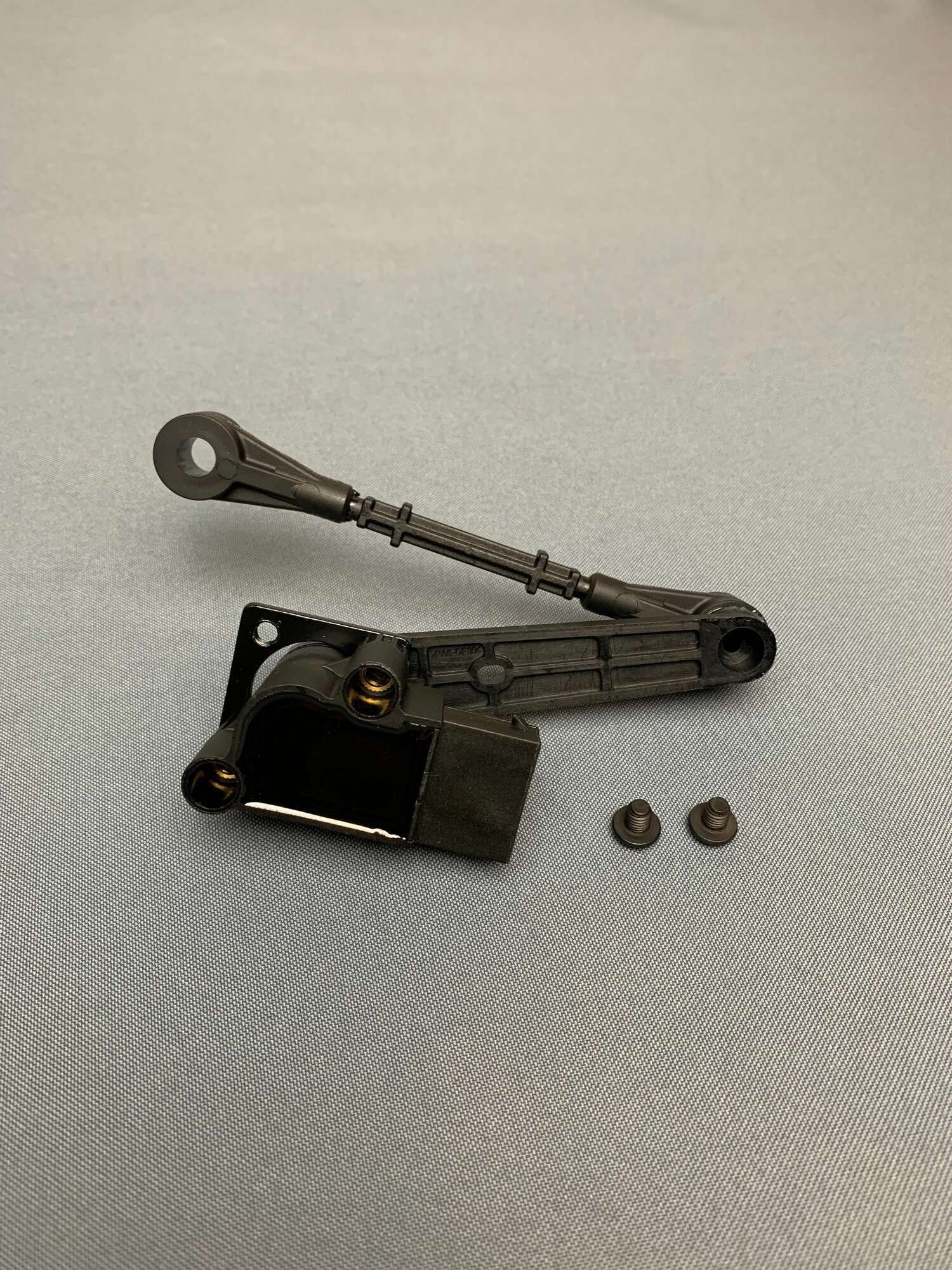 Датчик дорожного просвета (уровня кузова) LR Discovery 3 L319, Range Rover Sport L320 (2005-2010) задний левый LR020159