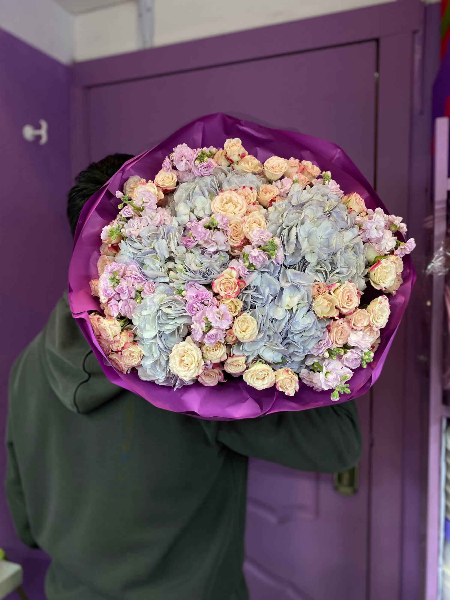 Букет живых цветов NURA FLOWERS, гортензия/роза/маттиолла, 25 цветов, 5гортензий, 10роз, 10маттиол