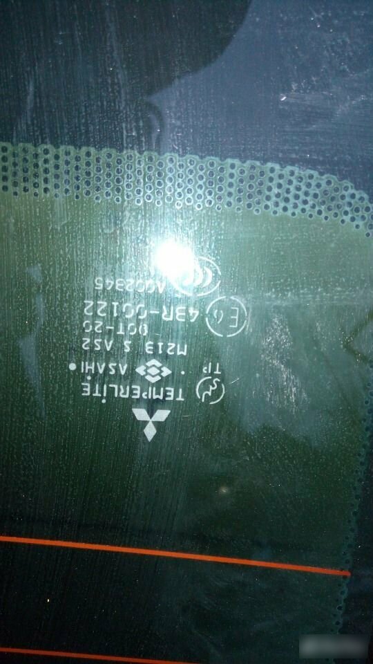 Стекло двери заднее левое Mitsubishi Lancer Cedia CS 2000-2003г MR525742