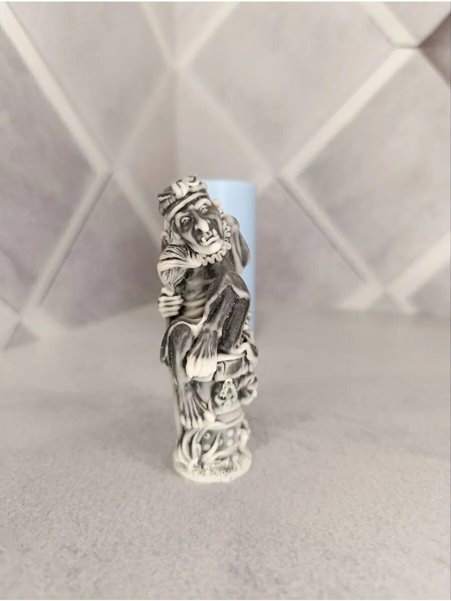 Молд силиконовый "Баба Яга". Высота готового изделия 9,3 см.