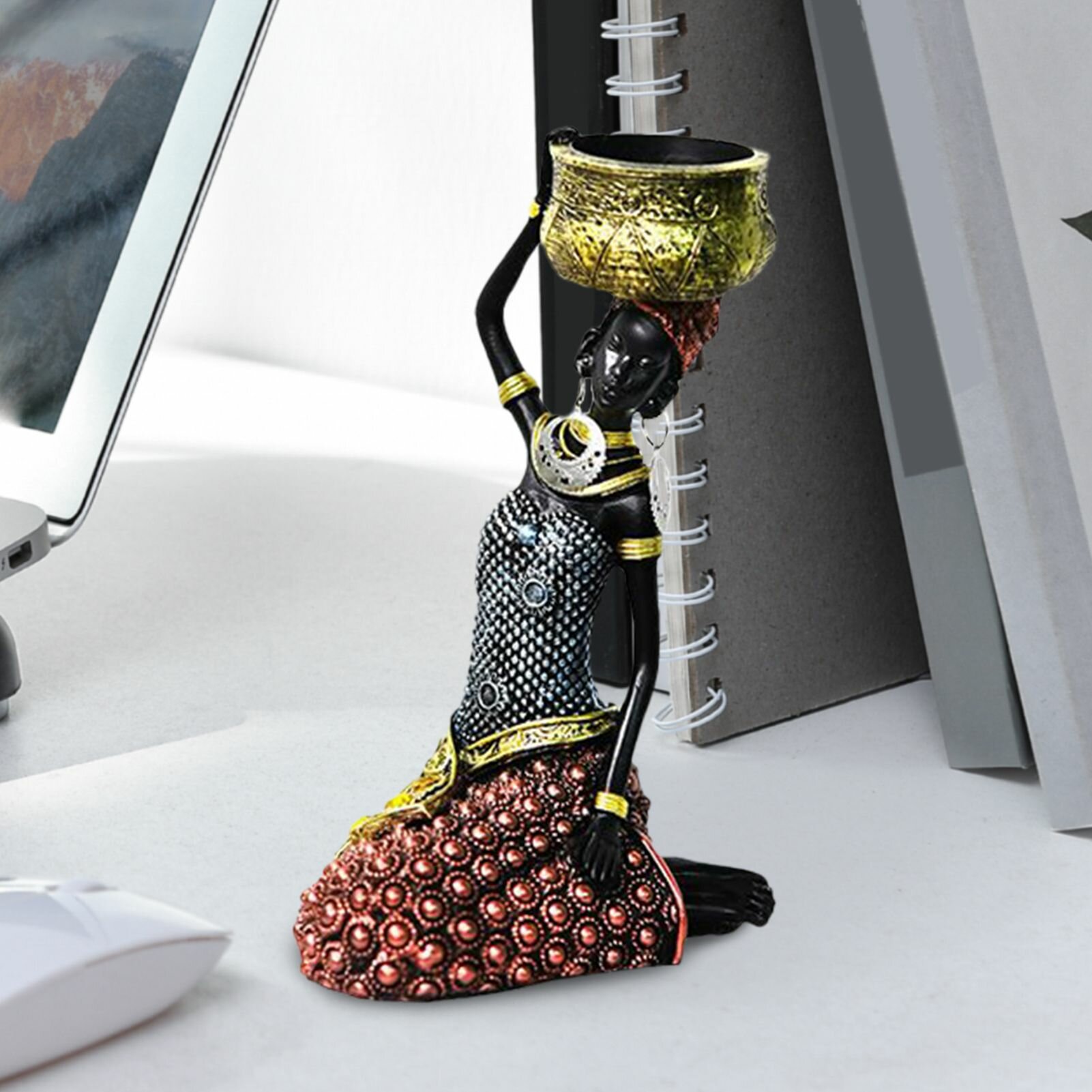 Многоцветная женская статуя африканского племени, украшение дома