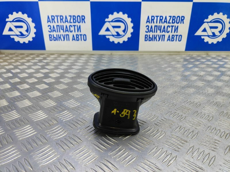 Б/У Дефлектор воздушный центральный Ford Focus 1 / Форд Фокус 1 1.6 CDDA 97 Л.С 2004 прав.