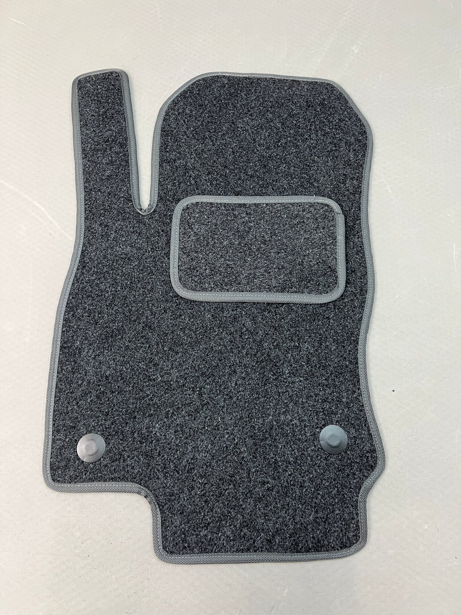 Текстильный водительский коврик для Skoda Octavia A7 \ A8 \ A8 PRO. Из PREMIUM ковролина 5мм, с подпятником. Непромокаемый, на шипах. Цвет: графит серый.