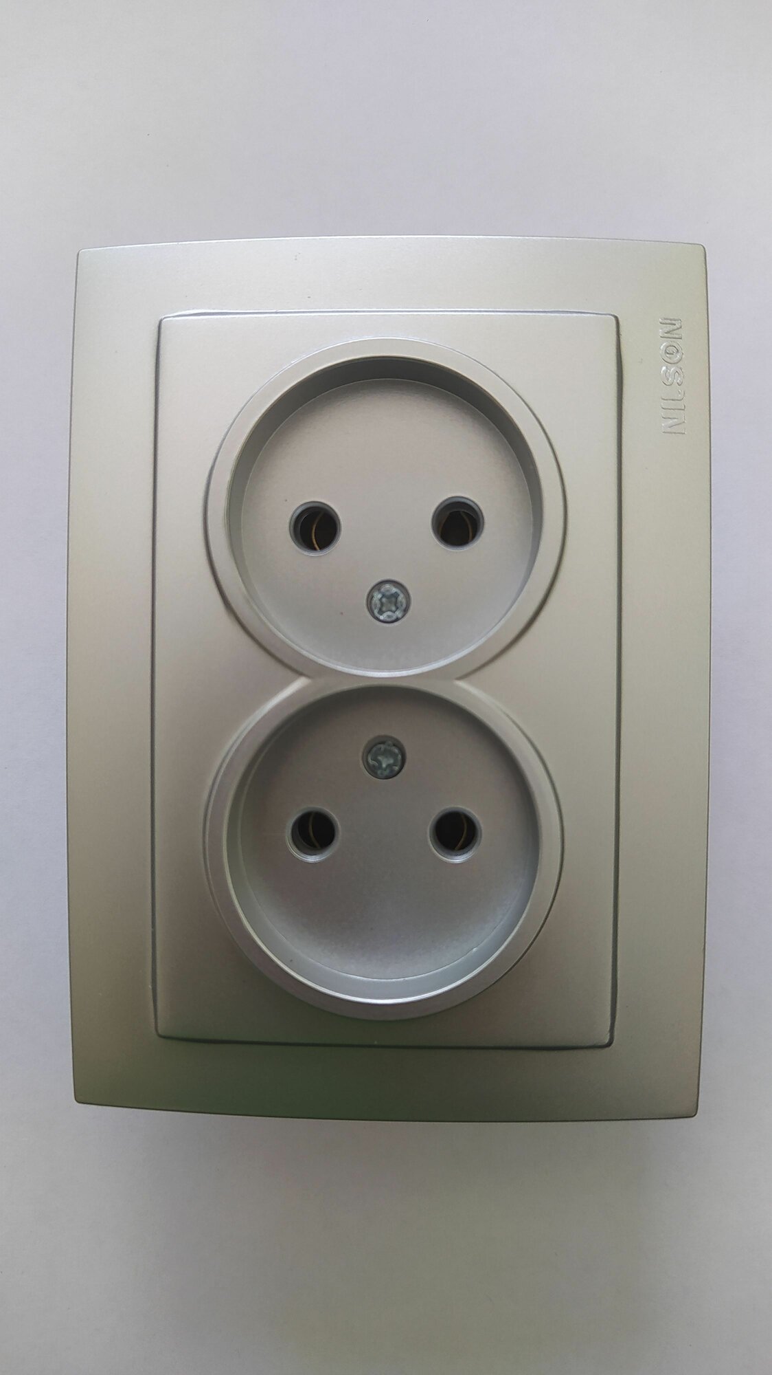 Розетка Nilson внутренняя двойная. серебро