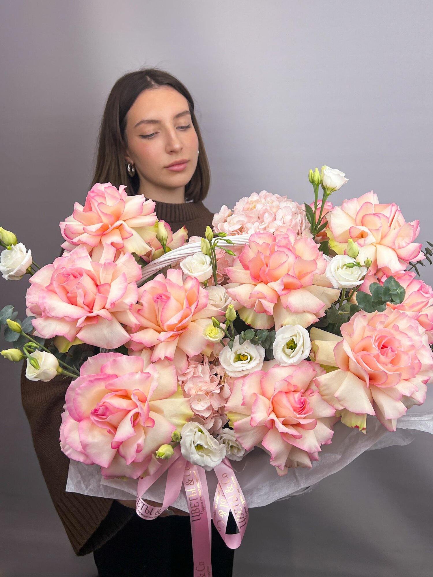 Роскошная корзина с французскими розами, эустомой и эвкалиптом "Мелодия любви"