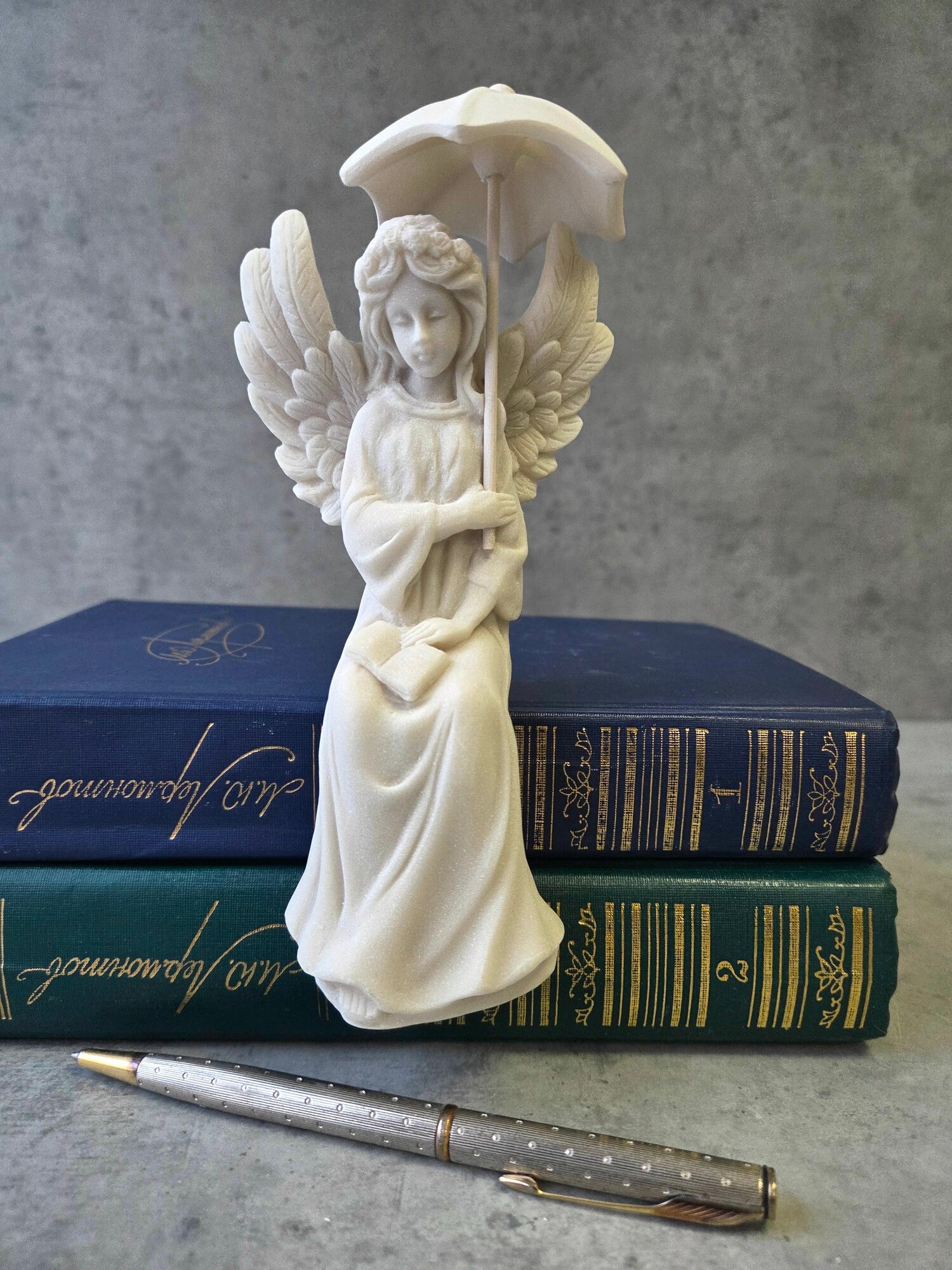 Ангел с зонтиком на полку. Высота 17см. Мраморная крошка. Цвет белый. Подарок маме, учителю коллекционеру в кабинет, женщине на день рождения, бабушке на юбилей. Церковная, православная статуэтка.