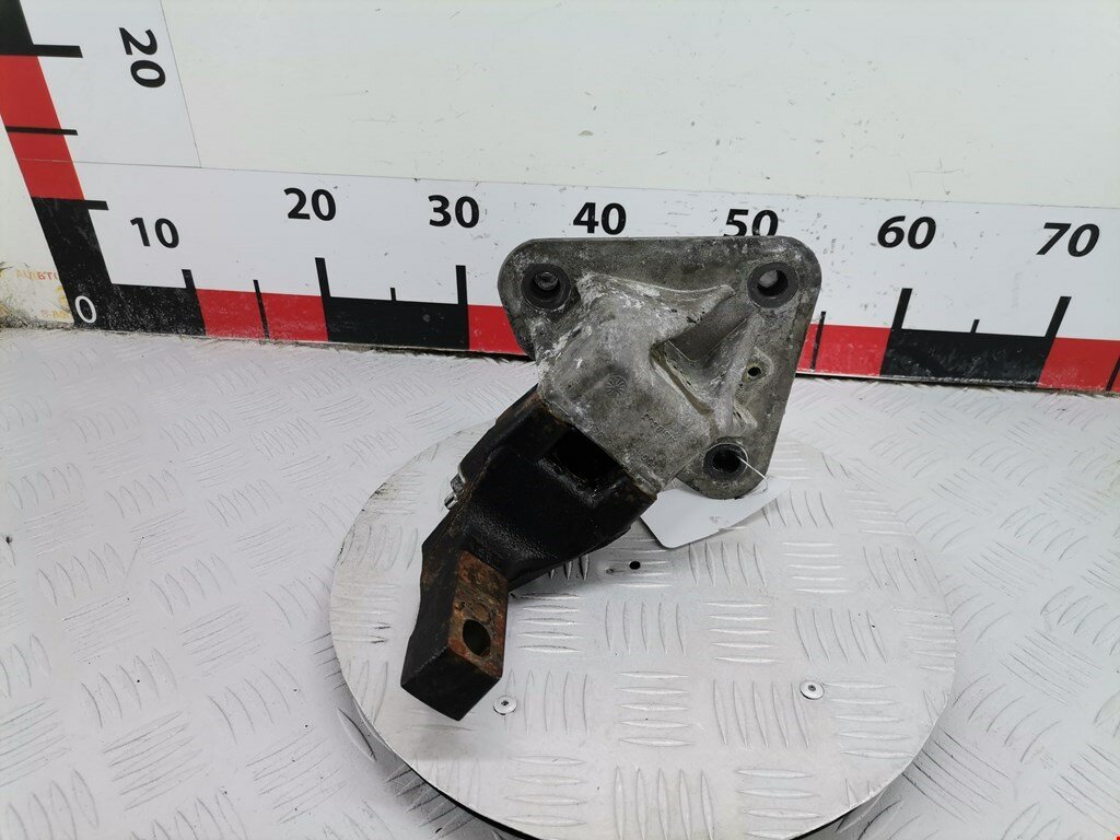 Кронштейн (крепление лапа) двигателя Peugeot 607 1813C3 арт. 1567640