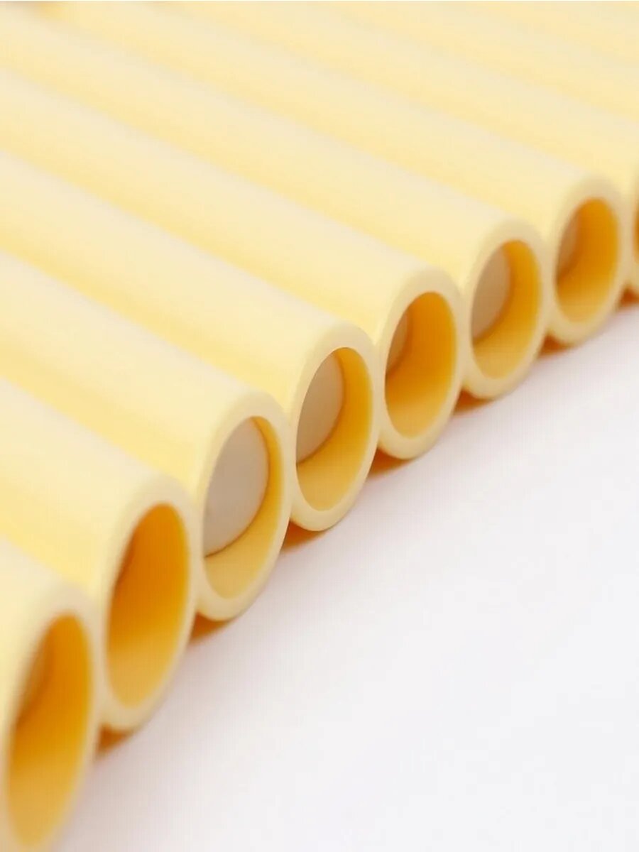 Яркая желтая пан-флейта с 18 трубками