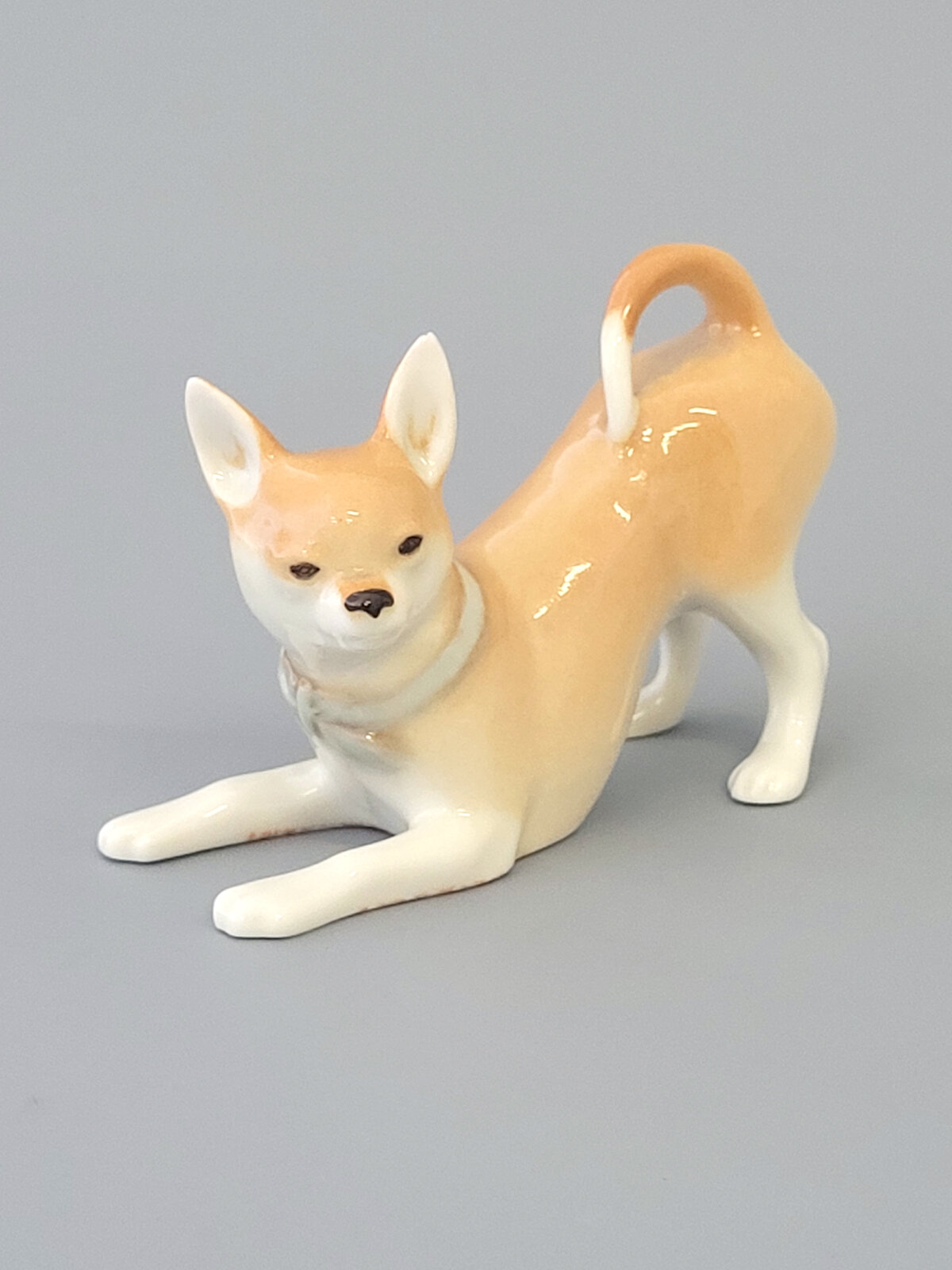 Фарфоровая статуэтка Чихуахуа играющий Чара , Императорский фарфоровый завод