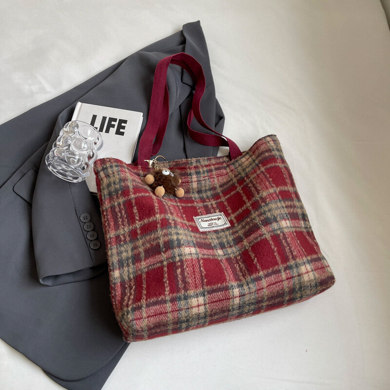 Большая вместительная сумка в клетку для поездок 2024 года, новая осенне-зимняя шерстяная сумка через плечо, высококачественная универсальная сумка-тоут