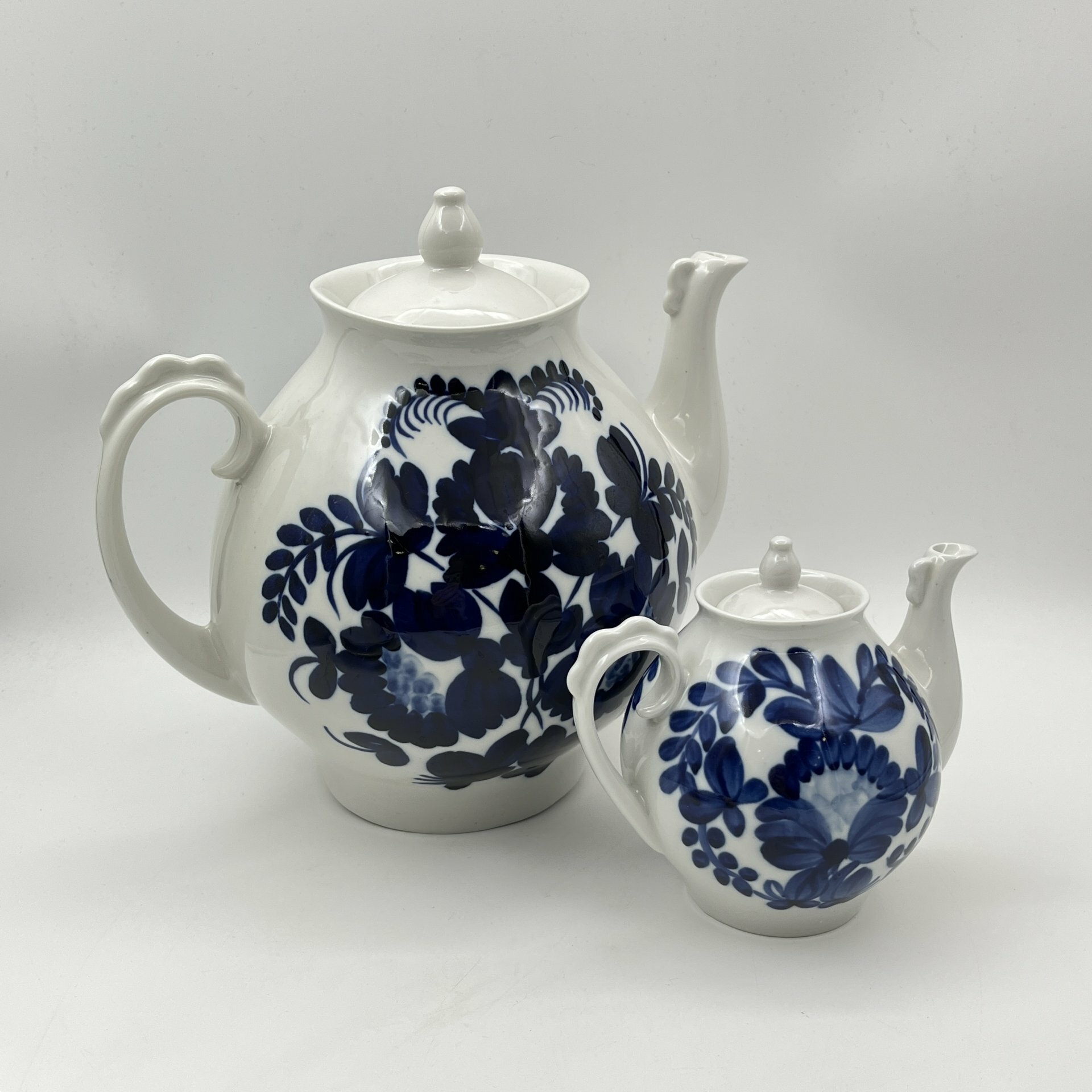 Набор из доливного и заварочного чайников, украшенных растительным декором