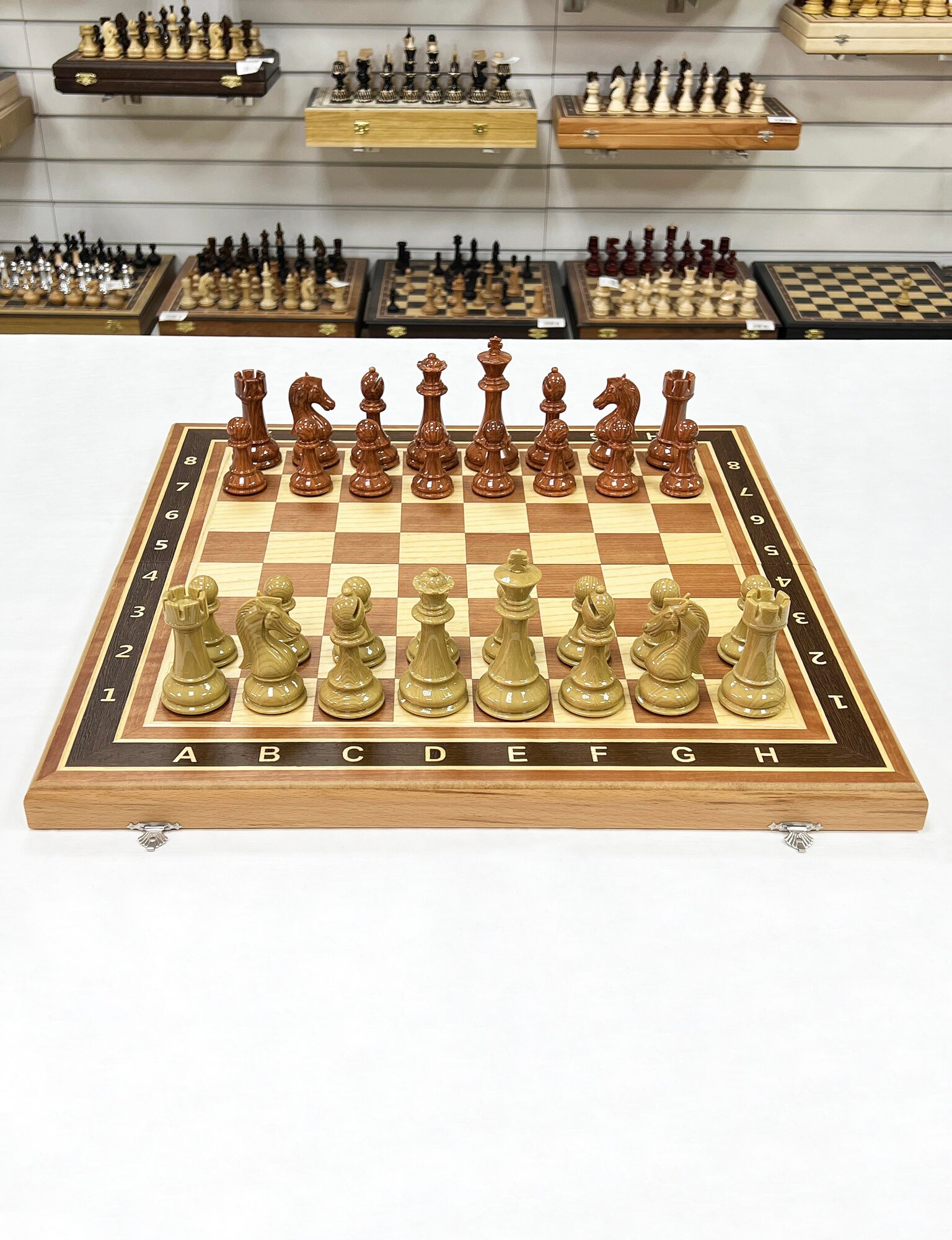 Шахматы подарочные турнирные с фигурами из композита и доской из красного дерева