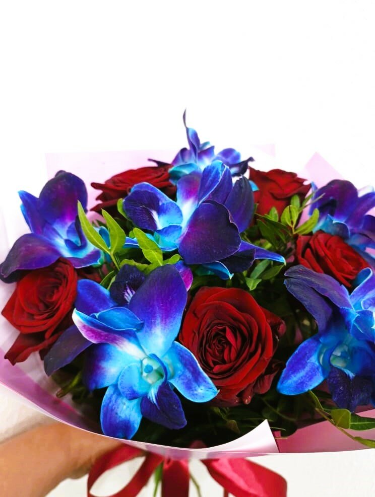 Букет живых цветов красные розы с космическими орхидеями (Синий Дендробиум)