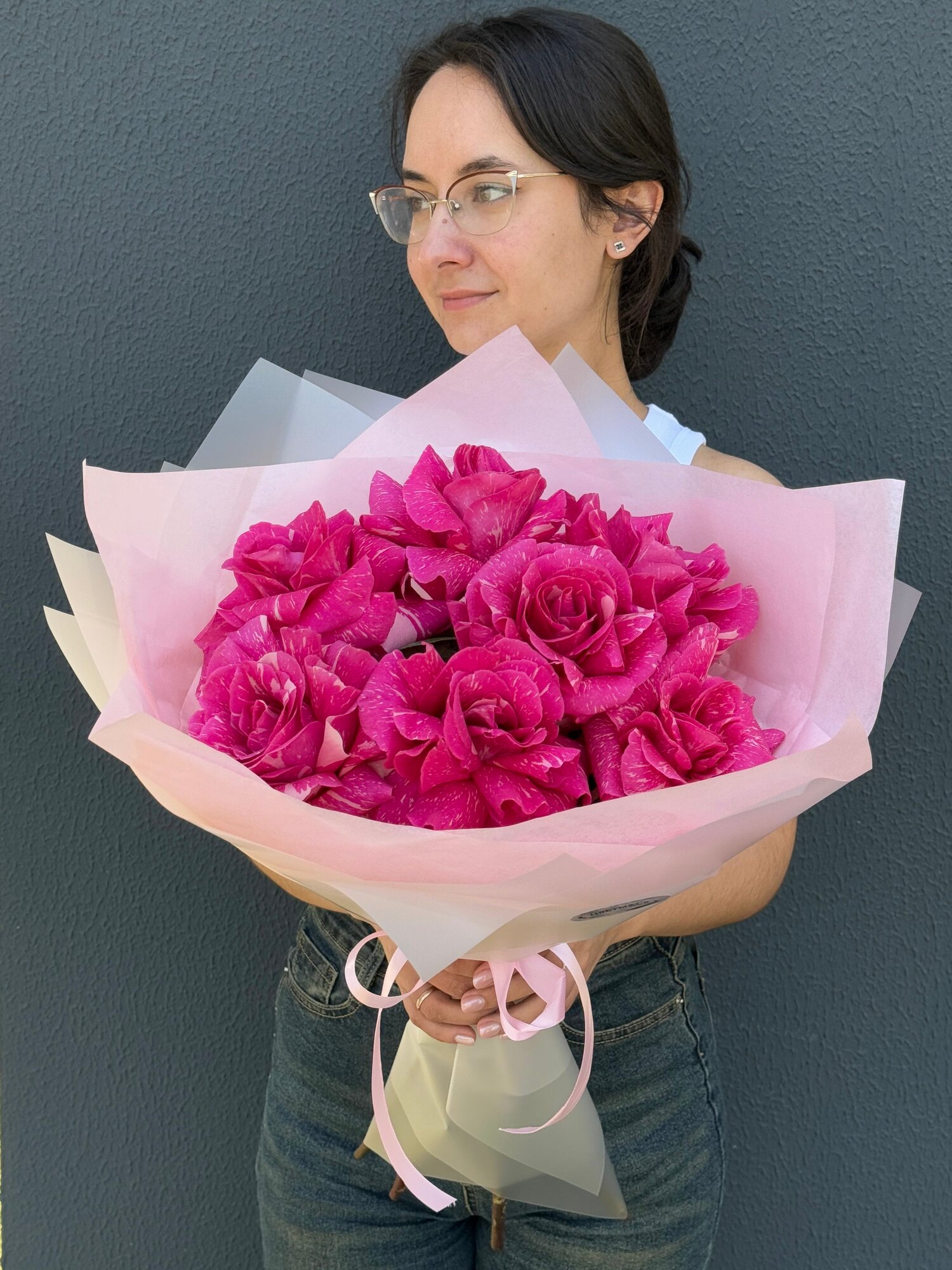 Букет из 7 ярких французских роз "Магия"