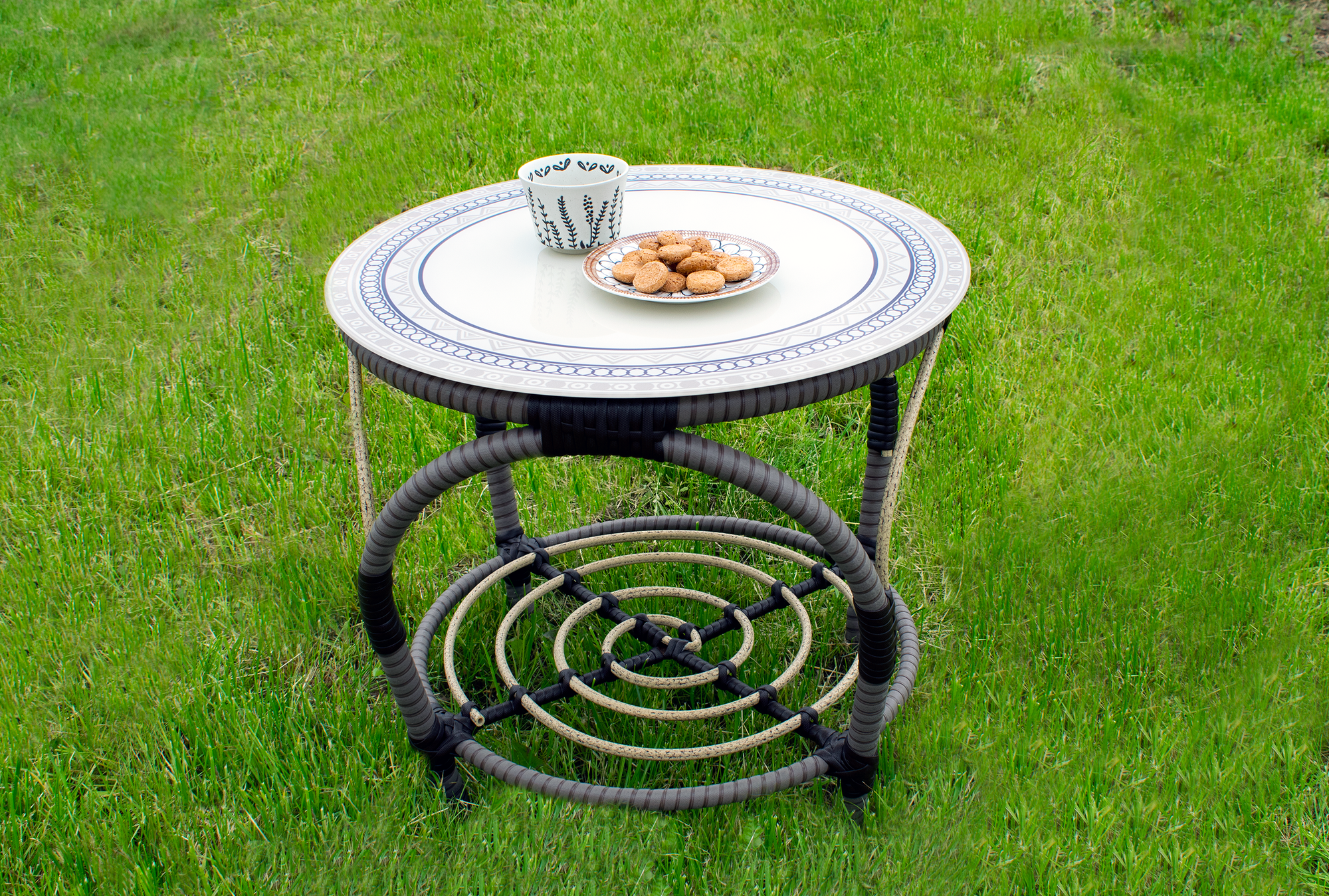 Стол Country Rattan, круглый, плетеный, металлический каркас, стеклянная столешница