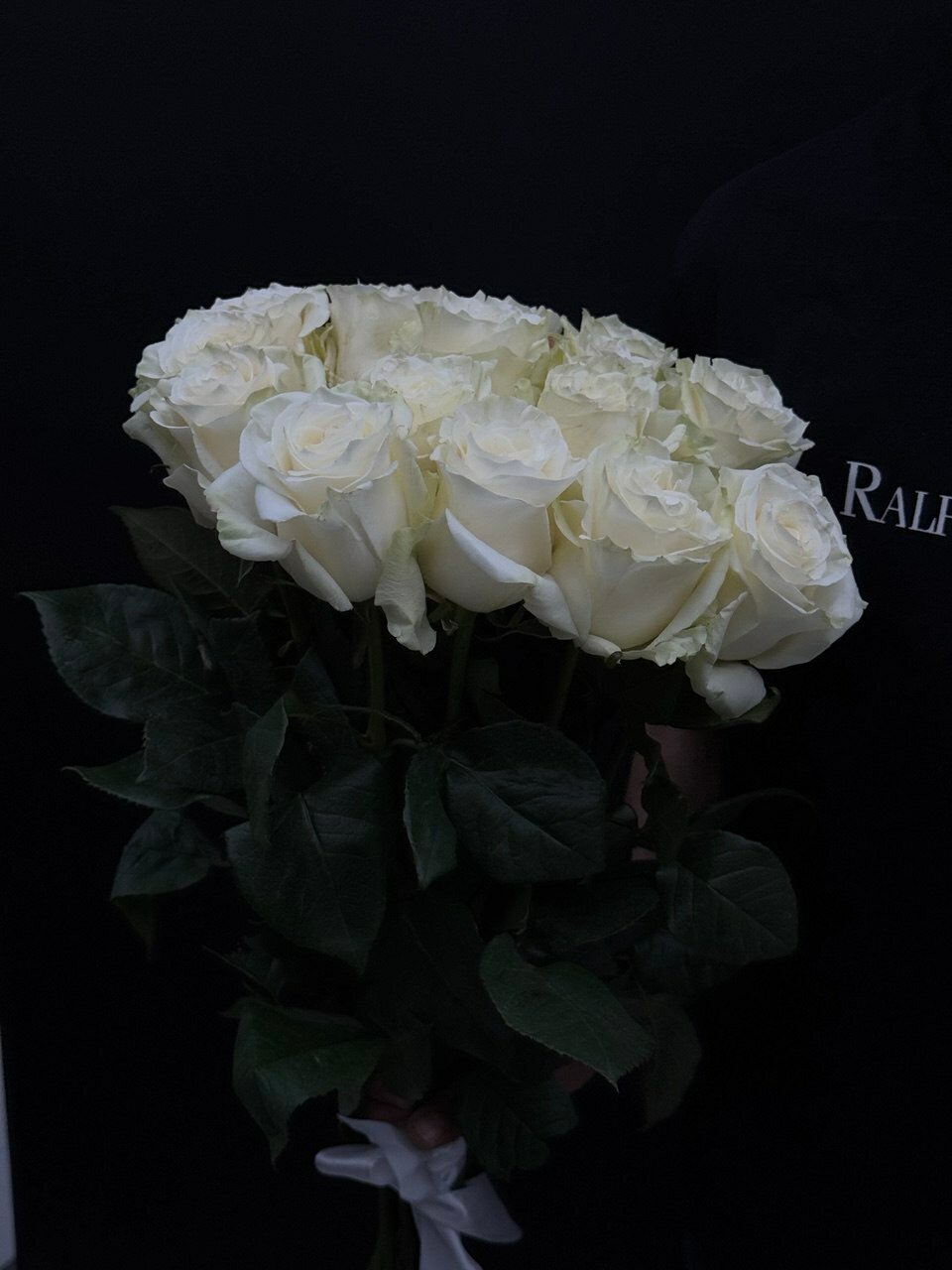 Букет Эквадорских белых роз "Mondial" 15 штук, от "Exotica flowers", размер М Высота 80 см