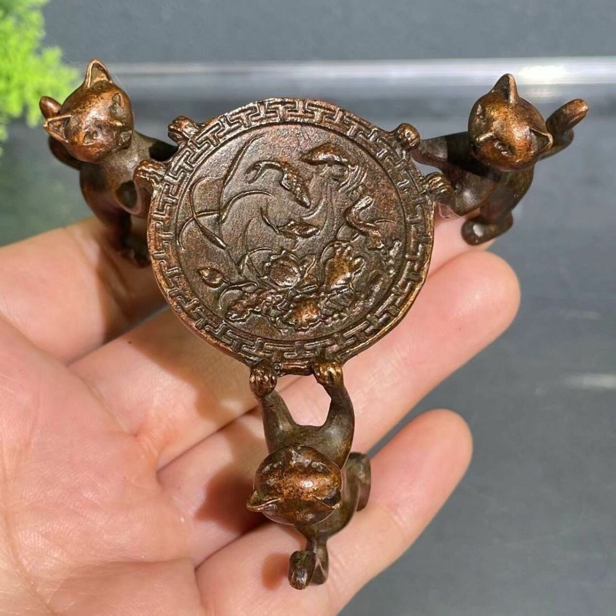 Три кошки держат вместе поднос, подарок, предмет интерьера, украшение для дома и офиса