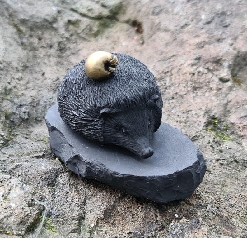 Фигурка из шунгита Ежик с яблоком