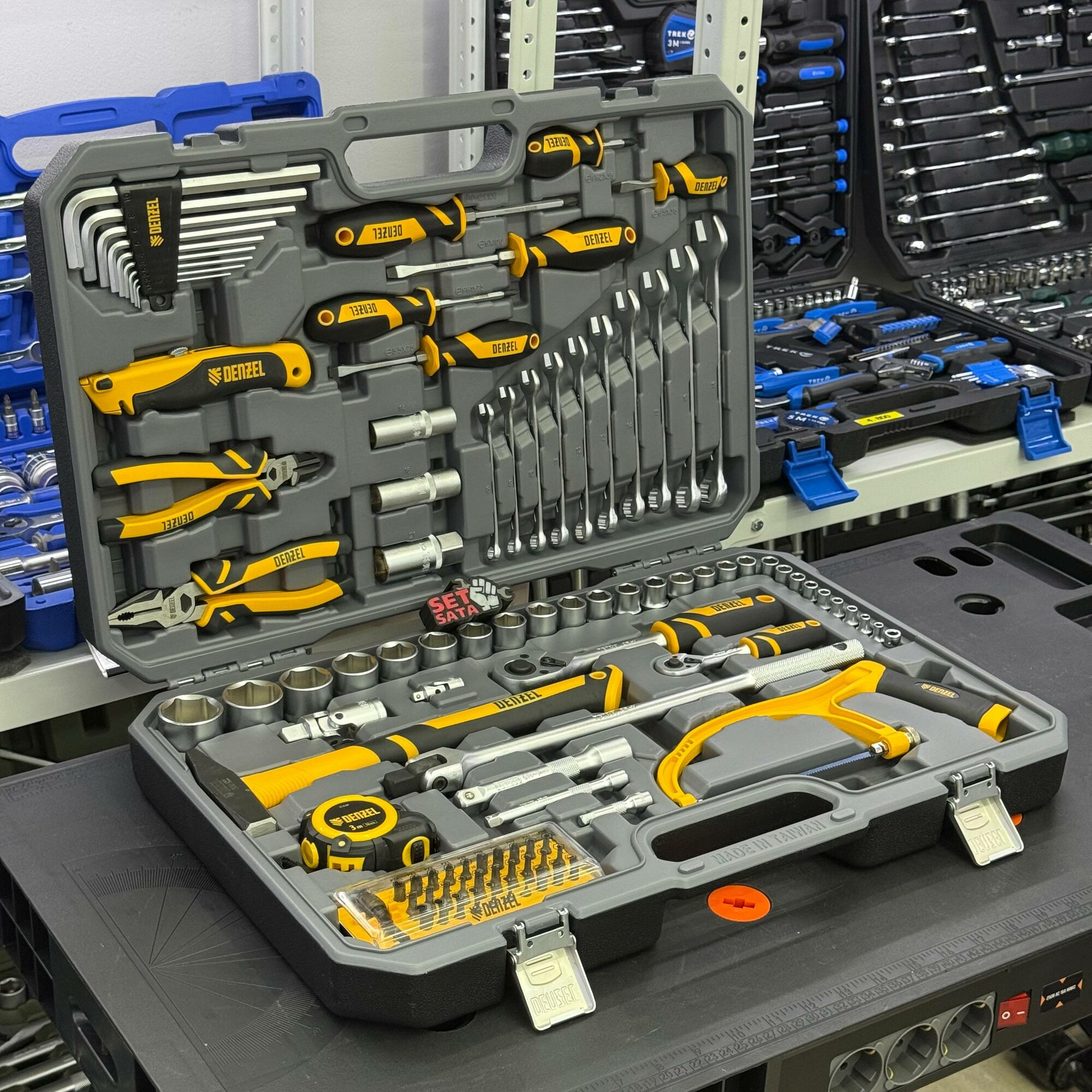 Набор инструментов, 1/2", 1/4", CrV, S2, пластиковый кейс, 100 предметов Denzel, 15803