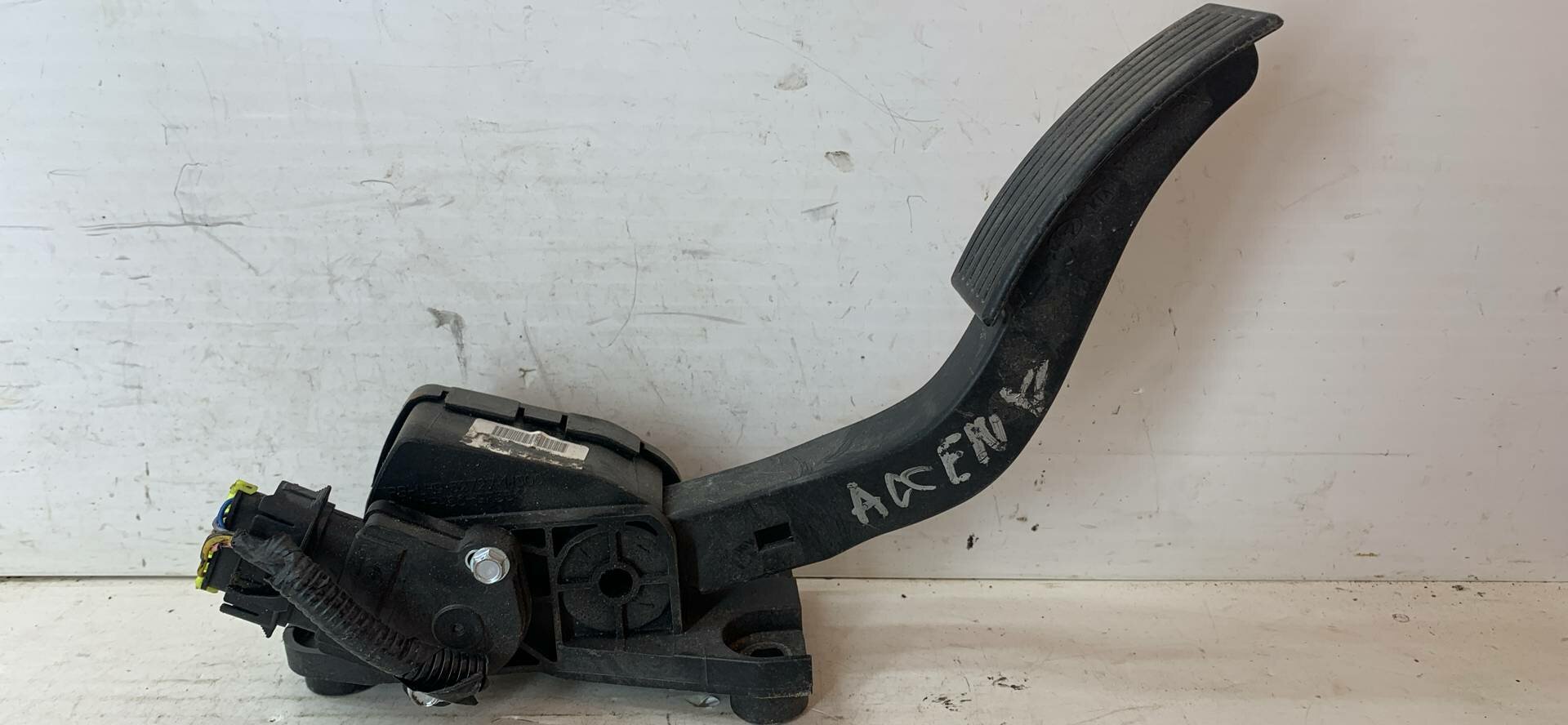 Педаль газа Hyundai Solaris 2012 327261J500