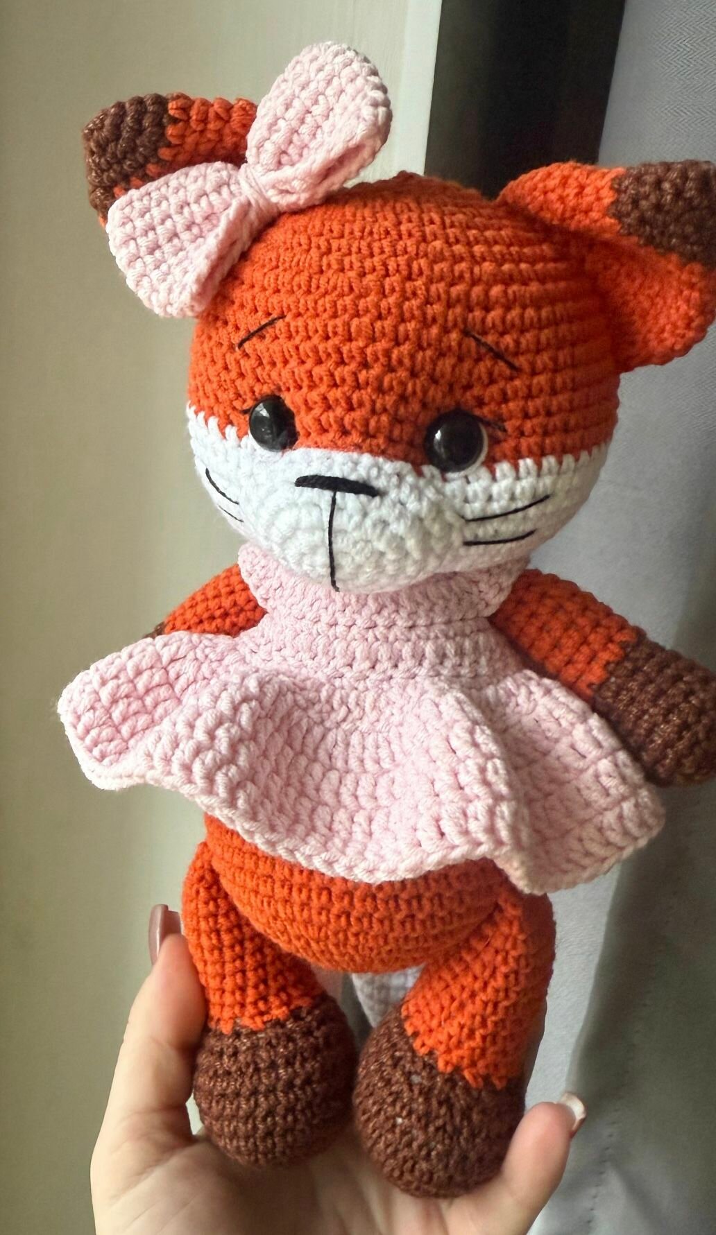 Вязаная игрушка лисичка