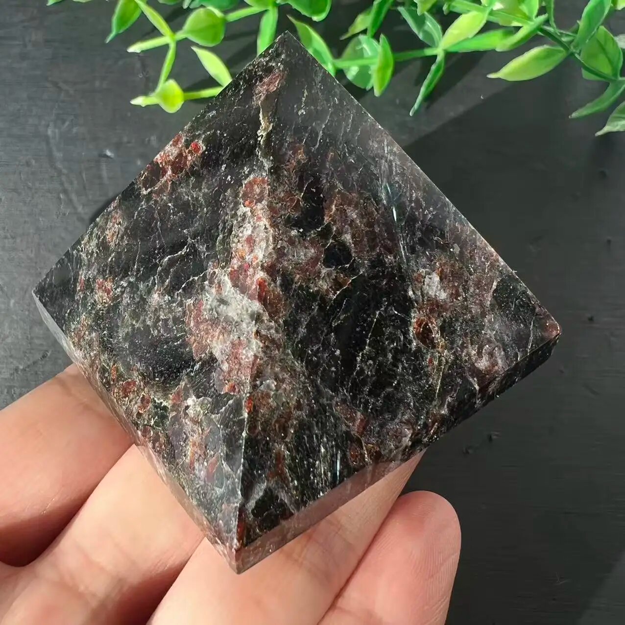 Гранатовые пирамидальные кристаллы Chafen