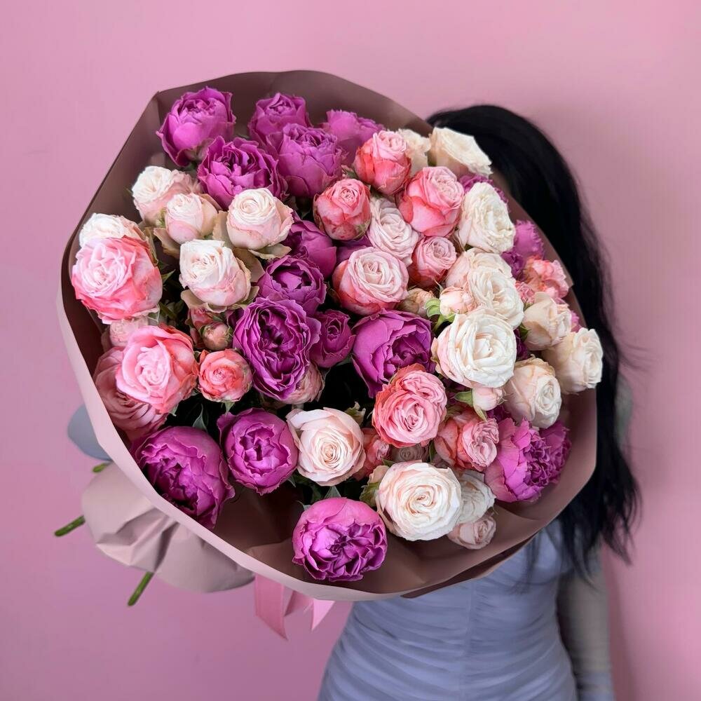 Монобукет Сады Любви "Пионовидный десерт", ассорти пионовидных кустовых роз 15 шт. в дизайнерской упаковке