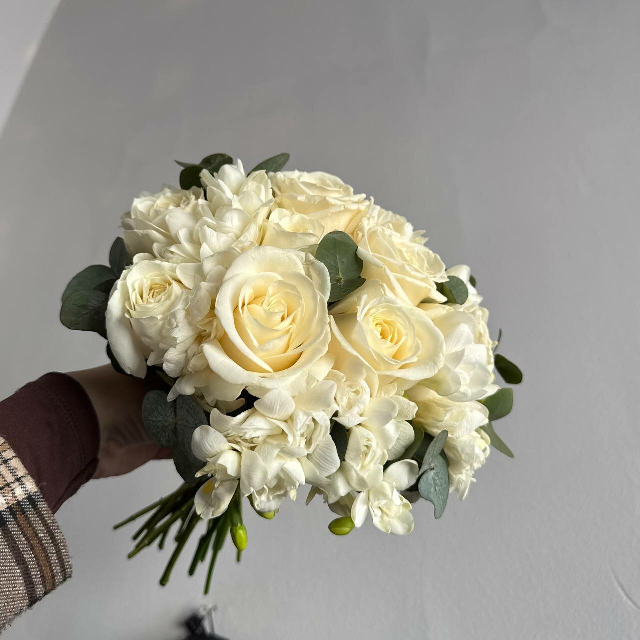Весенний букет невесты: 9 белых роз и 10 веточек ароматной фрезии