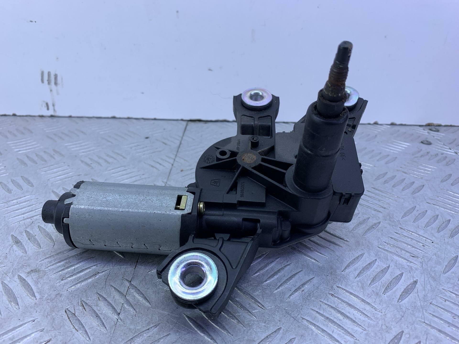 Моторчик заднего стеклоочистителя (дворника) Volkswagen Passat B6 2006 53844887