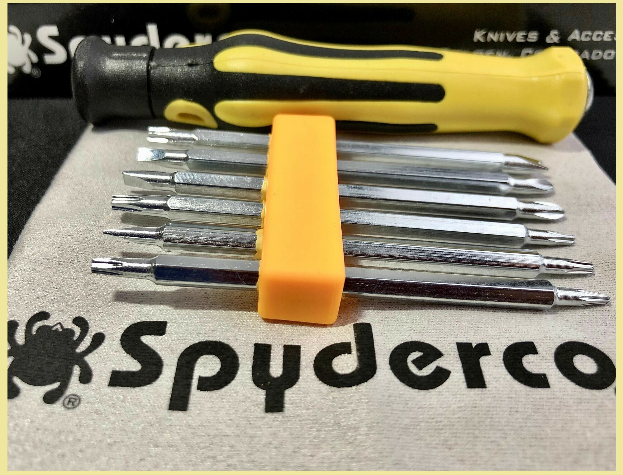 Набор отверток Spyderco с несколькими сменными насадками, жёлтой рукояткой, для домашних работ