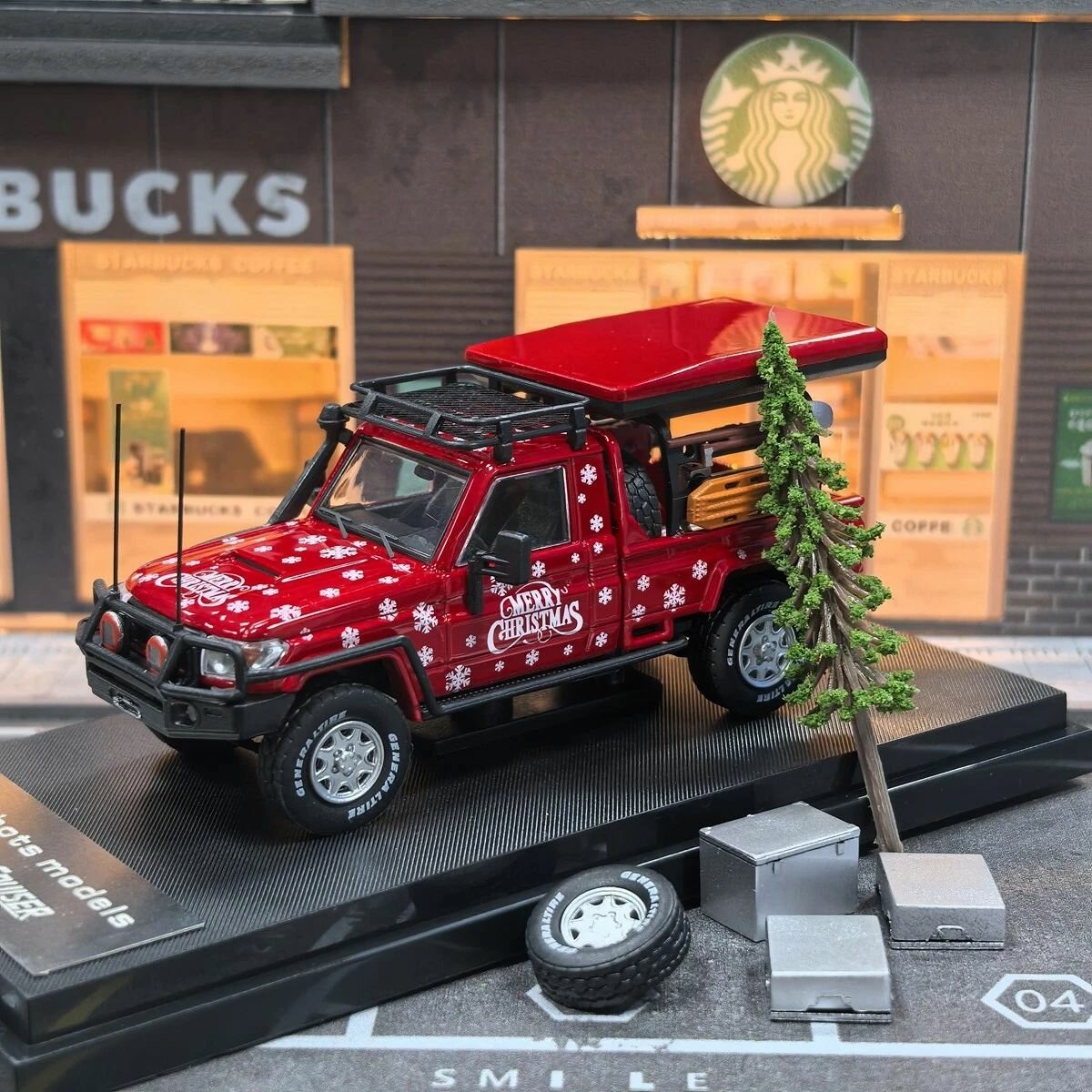 Легковая модель автомобиля 1:64 Autobots Model Christmas LAND CRUISER LC79 J70 Diecast Car Model