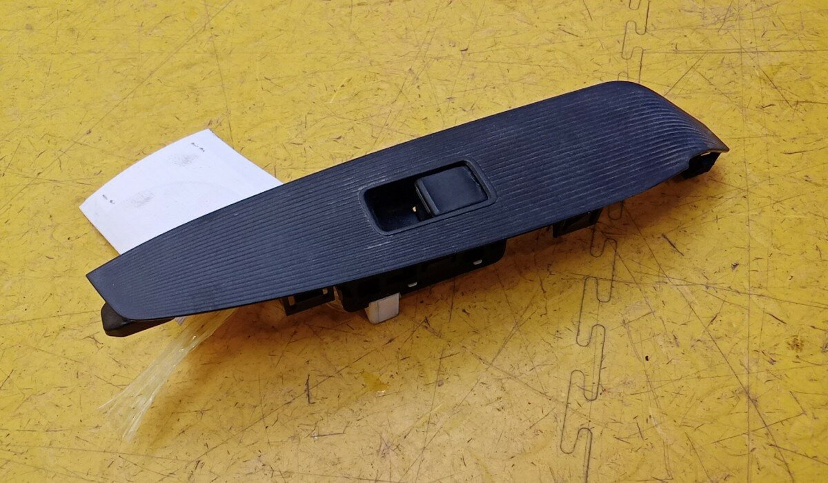 Кнопка стеклоподъемника 3 (BM/BN) Mazda KD3566370