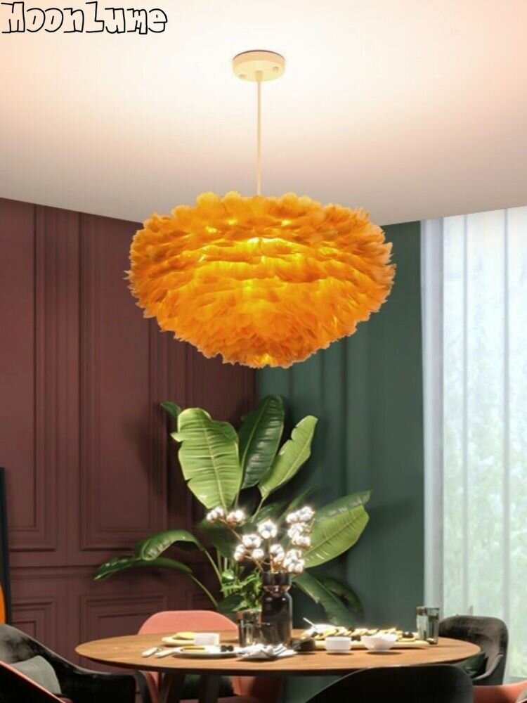 Люстра из перьев