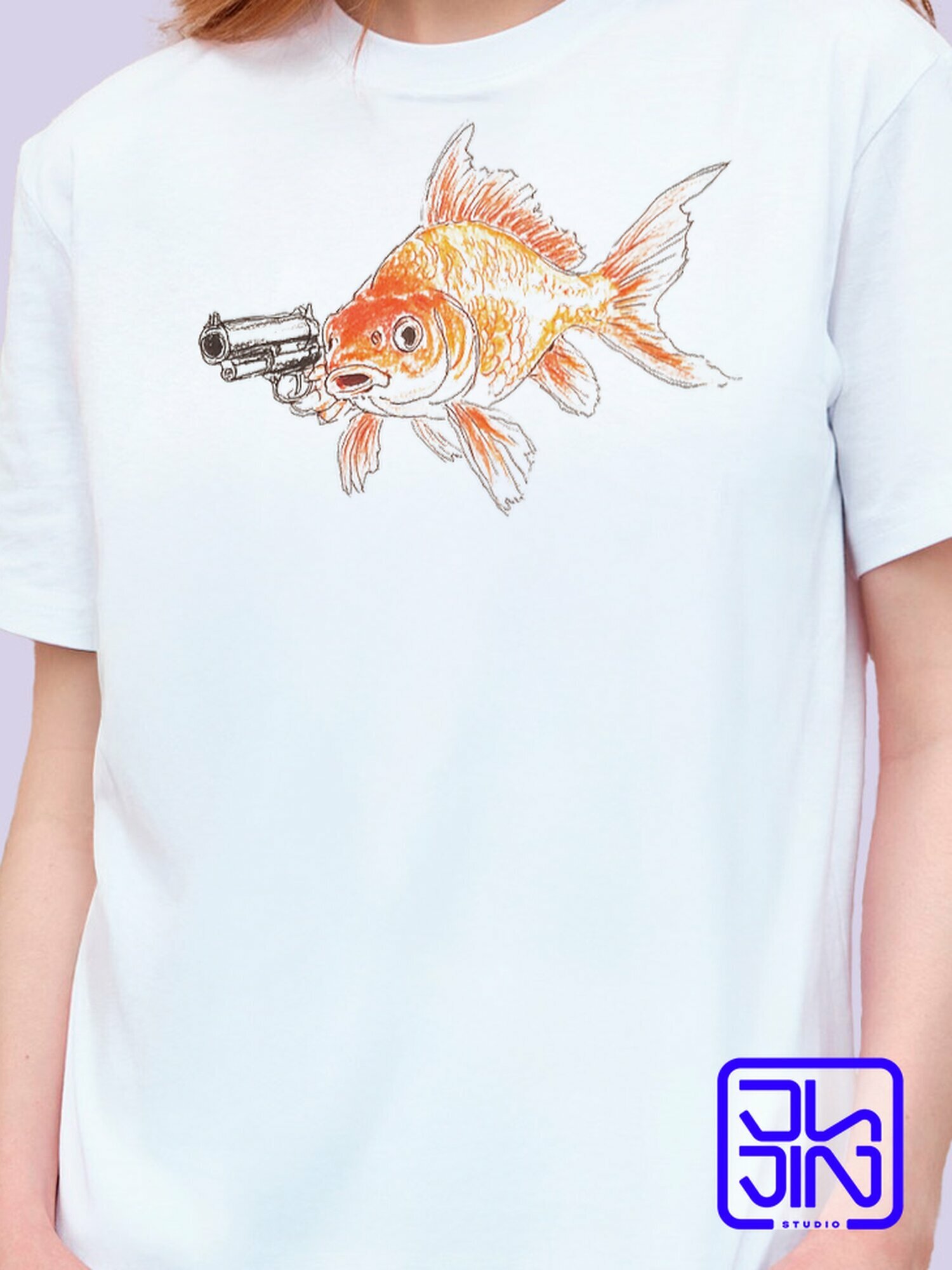 Футболка классическая женская с авторским принтом Черно-белая смешная рыба с пистолетом, провокационные мемы, белый фон, белый хлопковый трикотаж с прикольным рисунком на груди