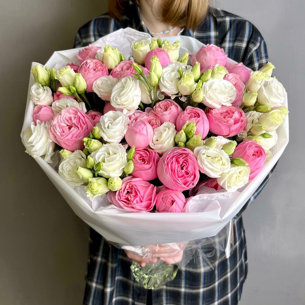 Букет живых цветов из роз и лизиантуса, цвет розовый, белый, 15 шт, кустовые пионовидные розы Мэнсфилд