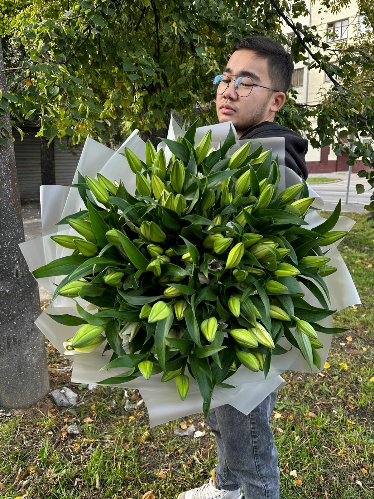 Мощный букет из 15 больших и красивых лилий высотой 70 см с доставкой