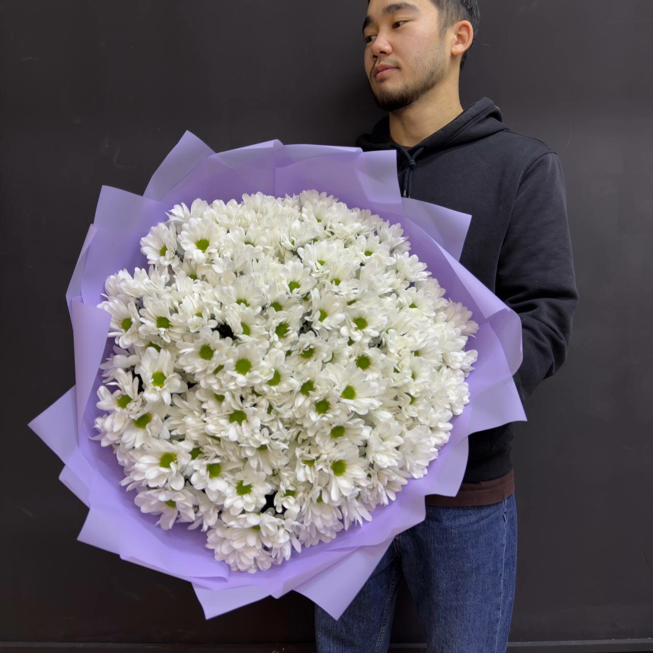 Прекрасный букет из 23 кустовых белых хризантем высотой 60 см