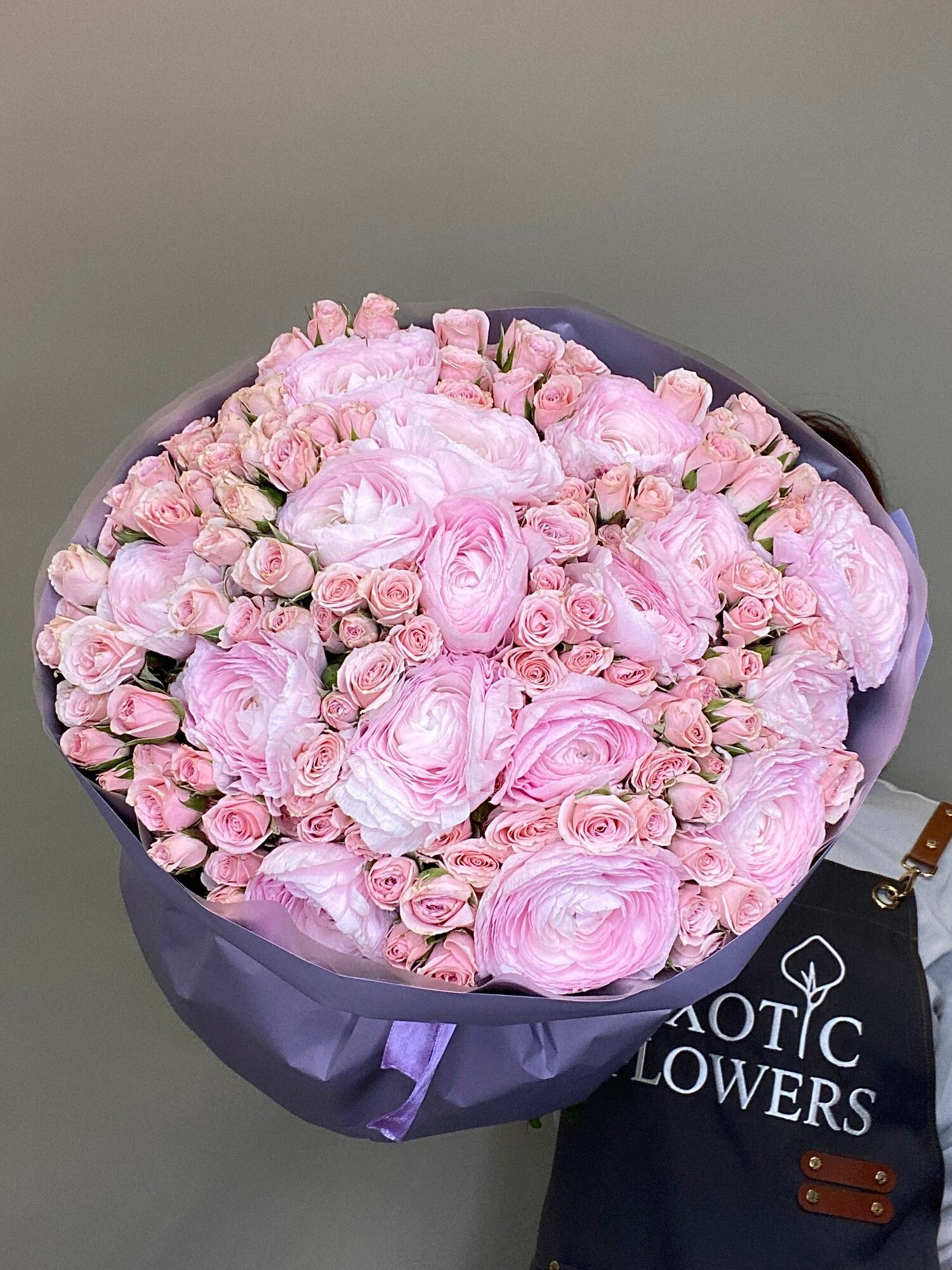 Букет из роз и ранункулюсов