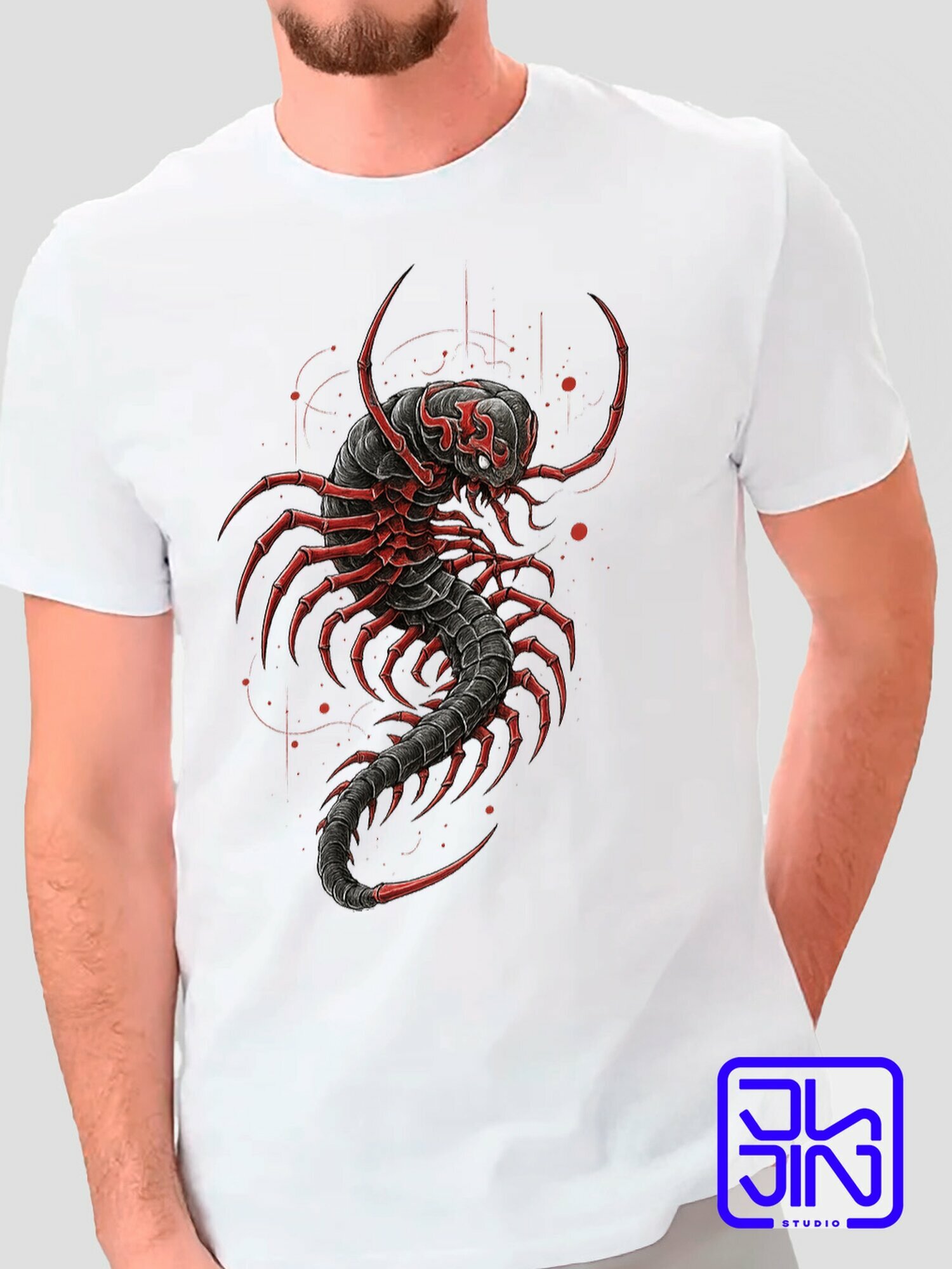 Футболка классическая мужская с авторским принтом Агрессивная черно-красная сороконожка экстрим, выразительное белое насекомое, белый хлопковый трикотаж с прикольным рисунком на груди